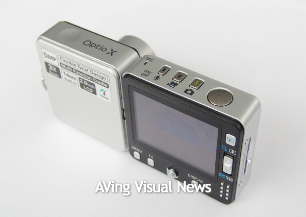 렌즈부와 LCD모니터가 자유롭게 회전한다. ‘Optio X’