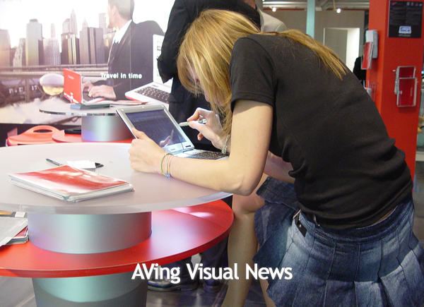 [세빗2005] 디아로그, 다양한 컬러의 서브 노트북 '플라이북'