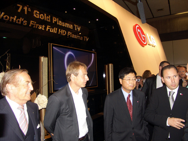 독일 클린스만 감독, LG전자 WCDMA 지상파 DMB폰 시연