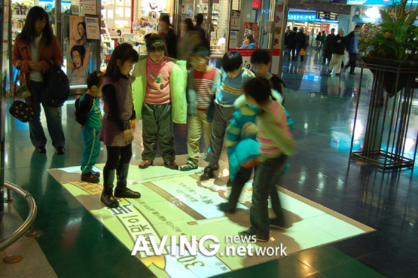 코엑스몰 명물, 사람의 동작에 따라 실시간으로 변하는 신종 광고기법 등장!!