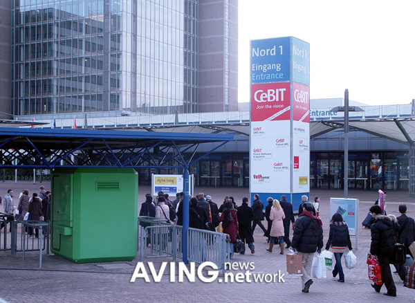 CeBIT2006 첫 날, CeBIT의 두 얼굴