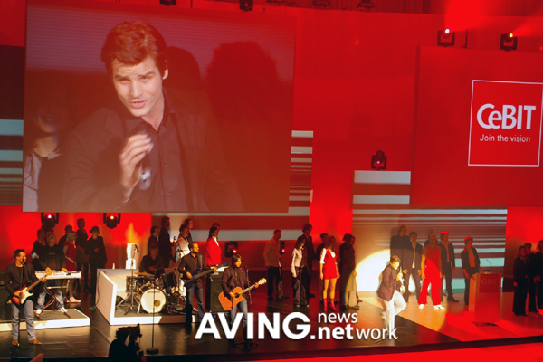 CeBIT 2006 개회식, 열창하는 Patrick Nuo