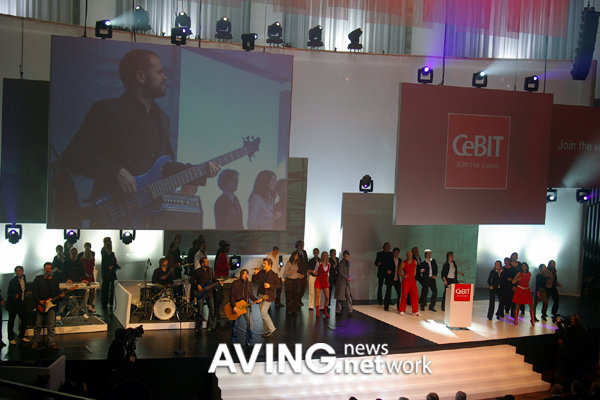 CeBIT 2006 개회식, 열창하는 Patrick Nuo