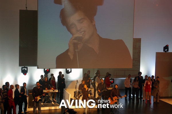 CeBIT 2006 개회식, 열창하는 Patrick Nuo