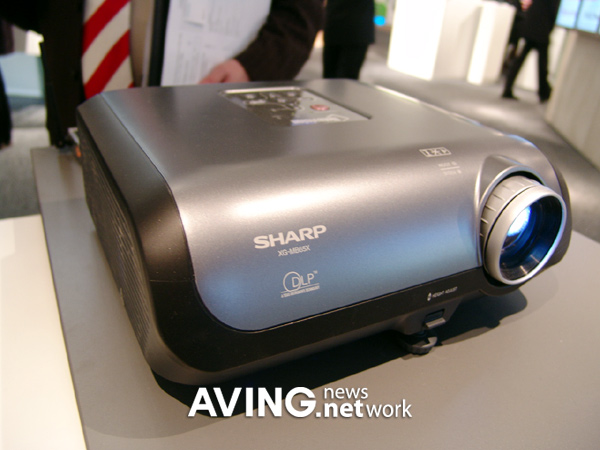 Sharp, CeBIT2006에서 3,000안시 프로젝터 2모델 선보여