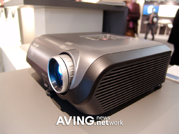 Sharp, CeBIT2006에서 3,000안시 프로젝터 2모델 선보여