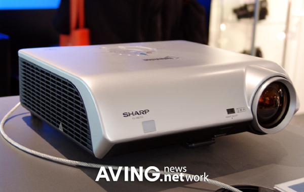 Sharp, CeBIT2006에서 3,000안시 프로젝터 2모델 선보여
