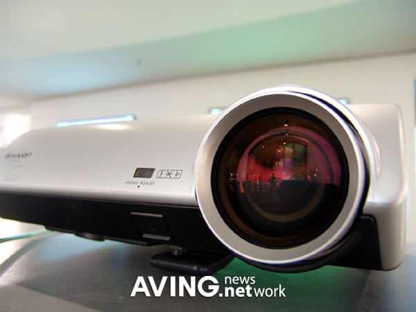 Sharp, CeBIT2006에서 3,000안시 프로젝터 2모델 선보여