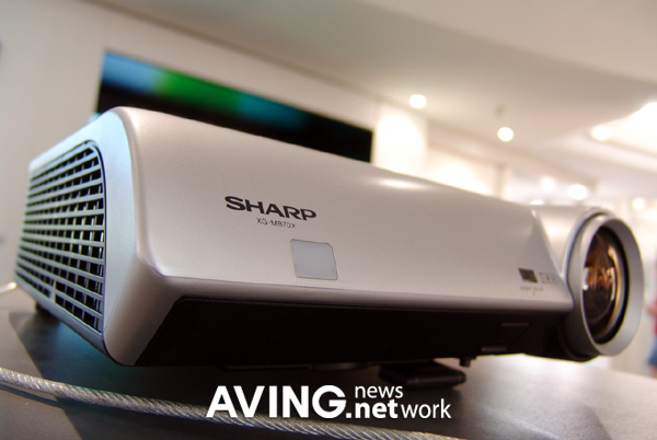 Sharp, CeBIT2006에서 3,000안시 프로젝터 2모델 선보여