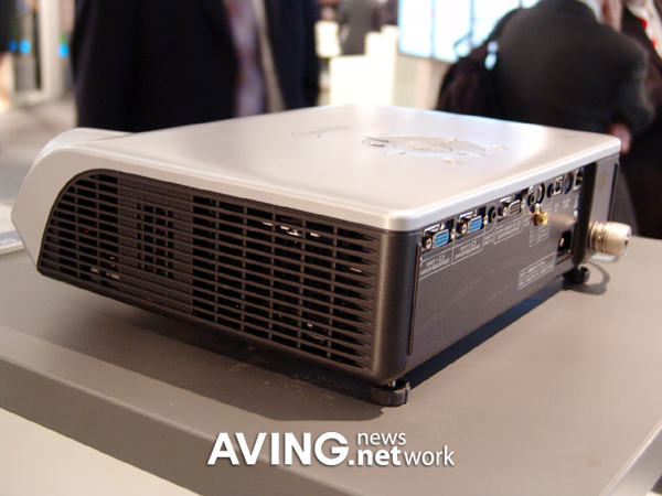 Sharp, CeBIT2006에서 3,000안시 프로젝터 2모델 선보여