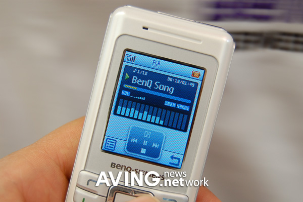 휴대폰 머리에 MP3P버튼을 배치한 벤큐지멘스 'E61'