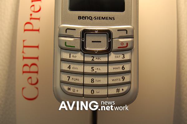 휴대폰 머리에 MP3P버튼을 배치한 벤큐지멘스 'E61'