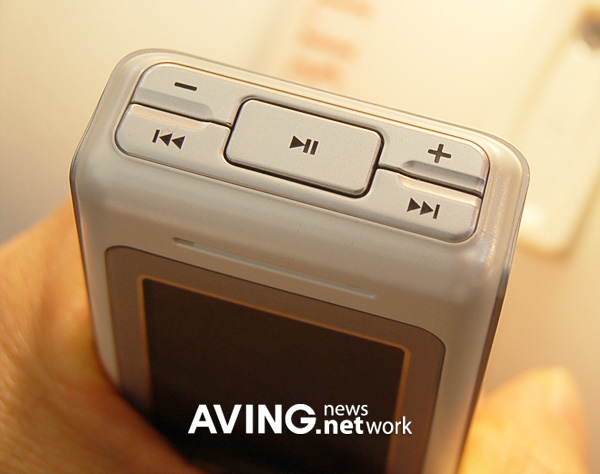 휴대폰 머리에 MP3P버튼을 배치한 벤큐지멘스 'E61'