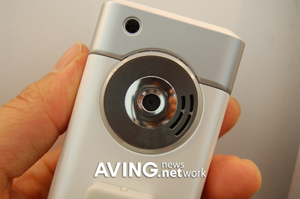 휴대폰 머리에 MP3P버튼을 배치한 벤큐지멘스 'E61'