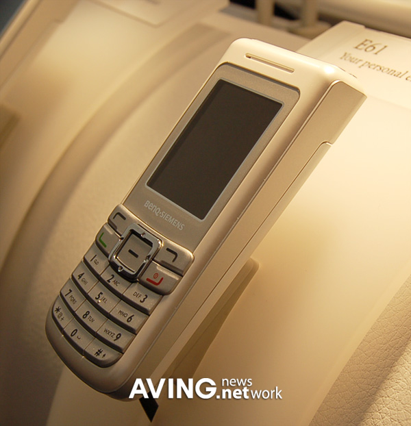 휴대폰 머리에 MP3P버튼을 배치한 벤큐지멘스 'E61'