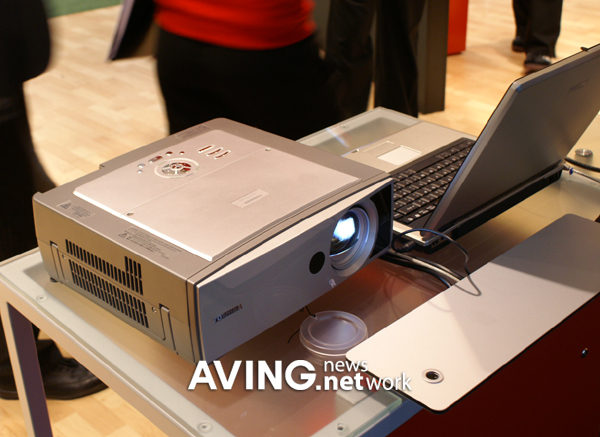 도시바, 고안시급 DLP 프로젝터 ‘TW300 ’ - CeBIT 2006 프로젝터 소개(5)