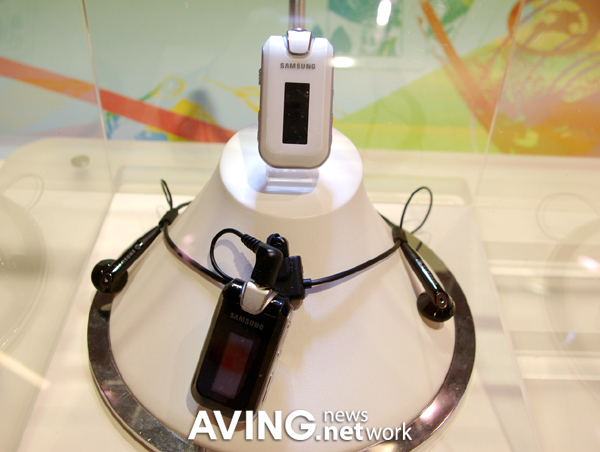 삼성전자, 팬던트 타입 'YP-F1' 후속모델 'YP-F2' 선보여