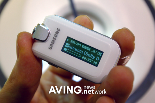 삼성전자, 팬던트 타입 'YP-F1' 후속모델 'YP-F2' 선보여