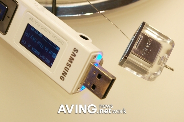 삼성전자, 내장형 USB MP3플레이어 'YP-U2' 선보여