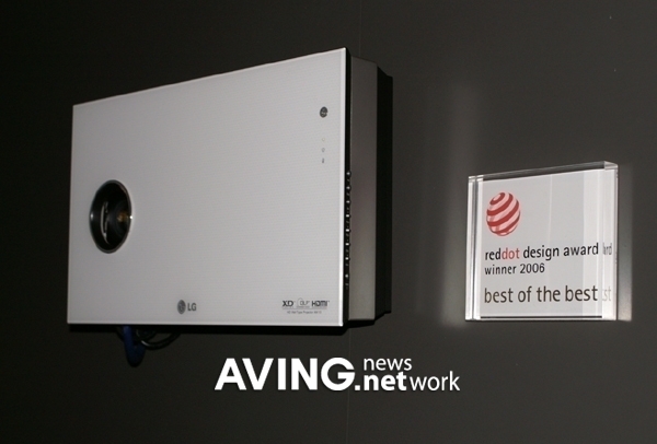 벽걸이형 홈 프로젝터 ‘AN110’ - CeBIT 2006 LG 프로젝터 소개 (1)
