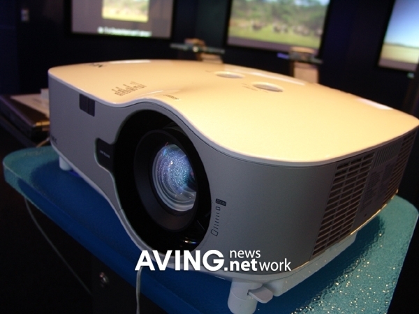 4월 출시예정인 비즈니스용 프로젝터 ‘NP2000’ - CeBIT 2006 NEC 프로젝터 소개 (4)