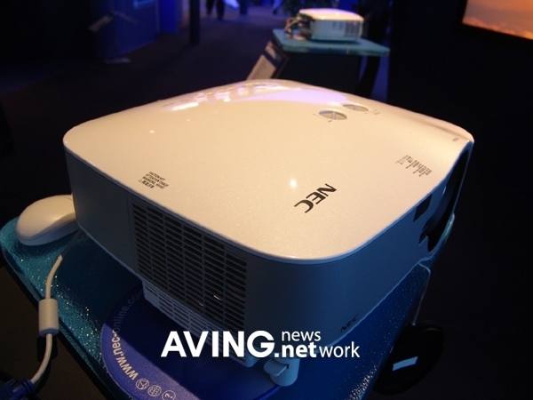 4월 출시예정인 비즈니스용 프로젝터 ‘NP2000’ - CeBIT 2006 NEC 프로젝터 소개 (4)