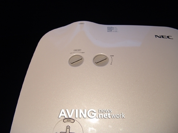 4월 출시예정인 비즈니스용 프로젝터 ‘NP2000’ - CeBIT 2006 NEC 프로젝터 소개 (4)
