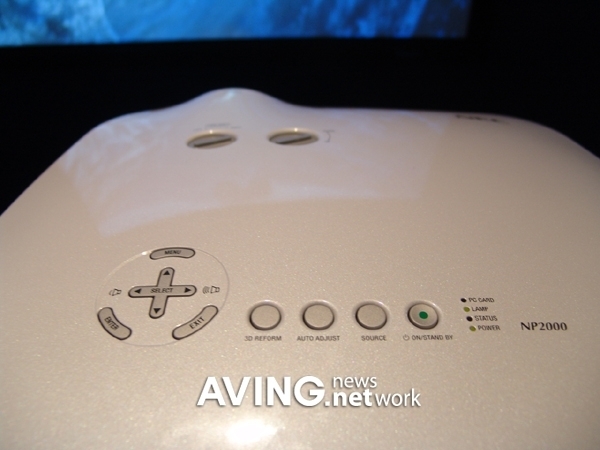 4월 출시예정인 비즈니스용 프로젝터 ‘NP2000’ - CeBIT 2006 NEC 프로젝터 소개 (4)