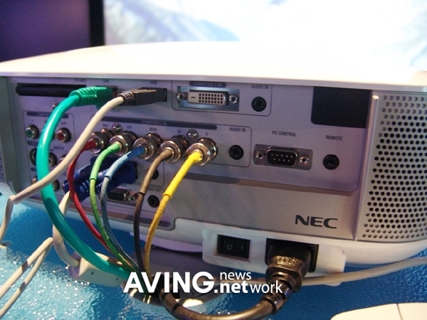 4월 출시예정인 비즈니스용 프로젝터 ‘NP2000’ - CeBIT 2006 NEC 프로젝터 소개 (4)