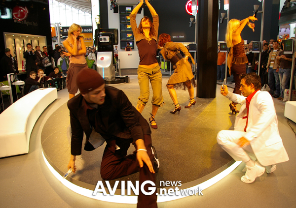 'CeBIT2006 에이빙걸', 남성 댄서 합류하니 춤 강렬해져요