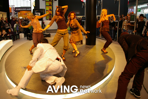 'CeBIT2006 에이빙걸', 남성 댄서 합류하니 춤 강렬해져요