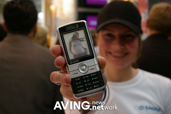 'CeBIT2006 에이빙걸', 반면 제품에 집중하게 만든 에이빙걸은?