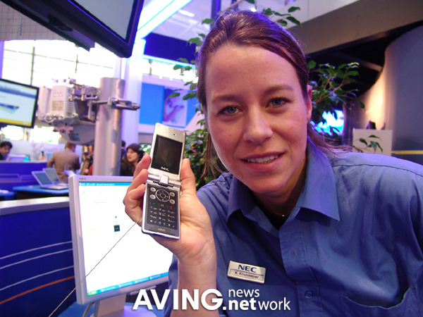 'CeBIT2006 에이빙걸', 반면 제품에 집중하게 만든 에이빙걸은?