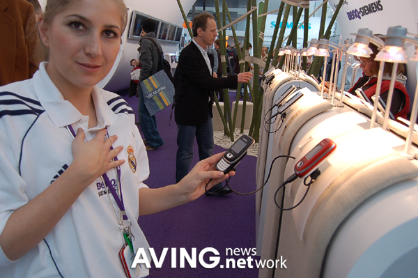 'CeBIT2006 에이빙걸', 반면 제품에 집중하게 만든 에이빙걸은?