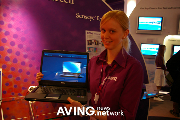 'CeBIT2006 에이빙걸', 반면 제품에 집중하게 만든 에이빙걸은?