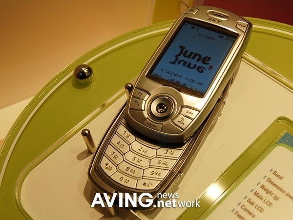 3D 스피커를 장착한 3D 게임폰, ‘IM-8300’