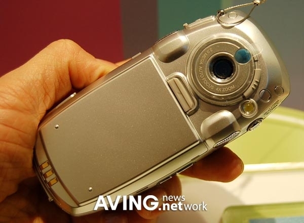 3D 스피커를 장착한 3D 게임폰, ‘IM-8300’