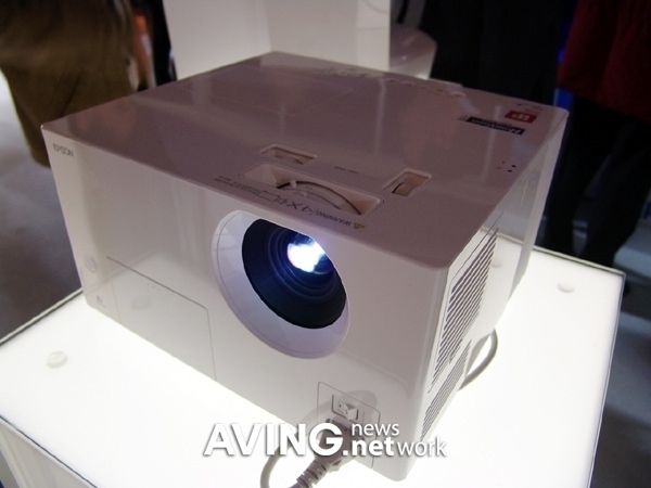 DVD플레이어와 스피커를 결합한 올인원 프로젝터 - CeBIT 2006 Epson 프로젝터 소개(1)