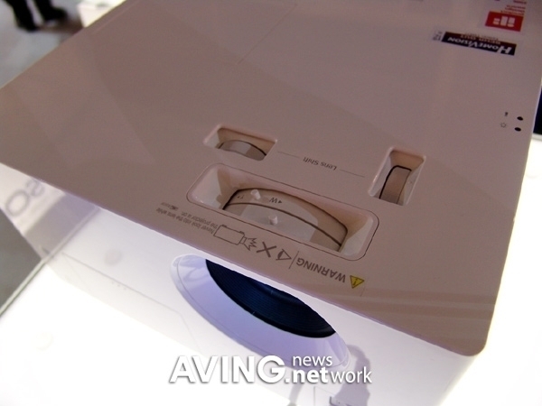 DVD플레이어와 스피커를 결합한 올인원 프로젝터 - CeBIT 2006 Epson 프로젝터 소개(1)