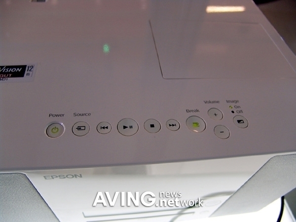 DVD플레이어와 스피커를 결합한 올인원 프로젝터 - CeBIT 2006 Epson 프로젝터 소개(1)