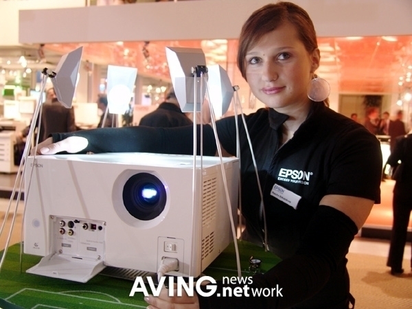 DVD플레이어와 스피커를 결합한 올인원 프로젝터 - CeBIT 2006 Epson 프로젝터 소개(1)