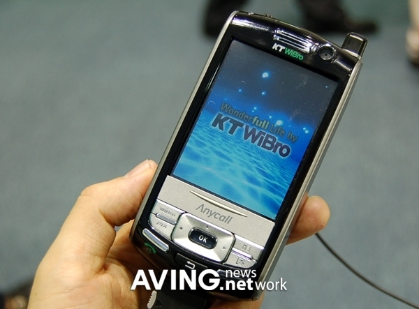 KT, PDA형태의 단말기로 와이브로 시연해 - WiBro 단말기편(3)
