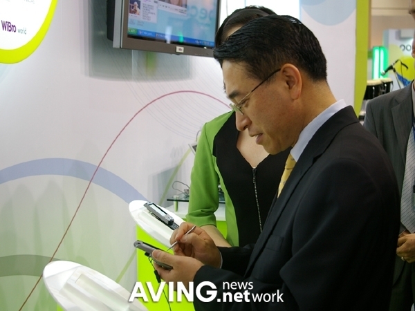 KT, PDA형태의 단말기로 와이브로 시연해 - WiBro 단말기편(3)