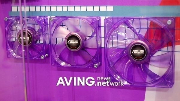 컬러풀한 UV라이트를 보여주는 투명쿨링팬 'UV Fan'