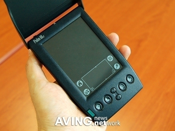 Palm의 첫번째 컬러 PDA, 'Palm IIIc'