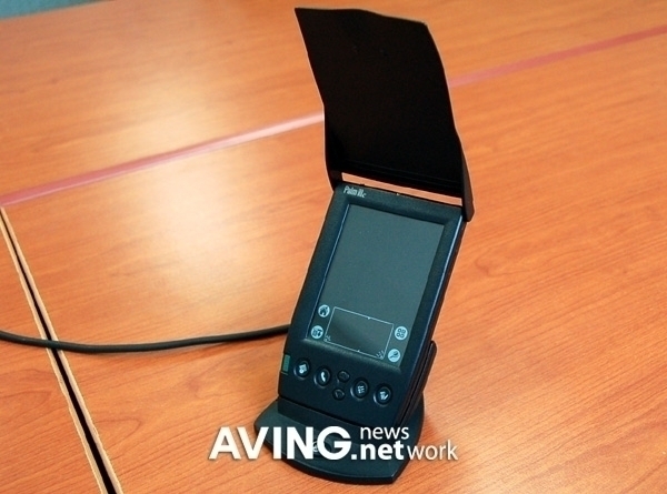 Palm의 첫번째 컬러 PDA, 'Palm IIIc'