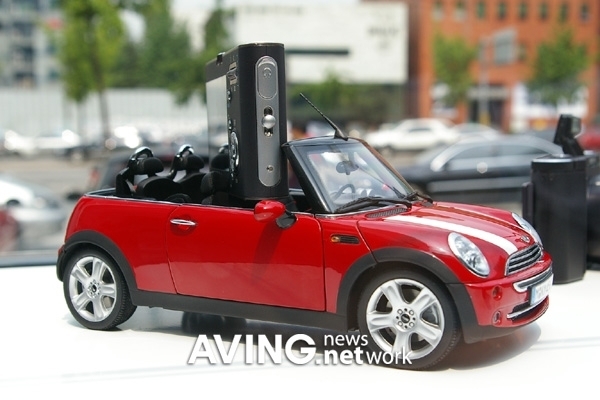 BMW미니, 프리미엄 디카 블루(VLUU)업고 달리다