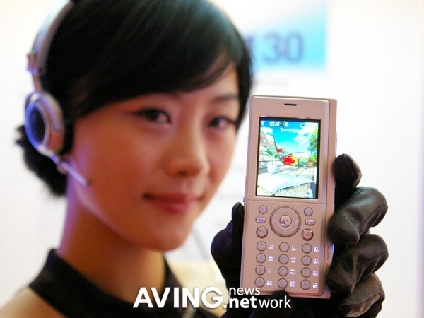 스카이의 바타입 쥬크박스폰 'IM-U130'