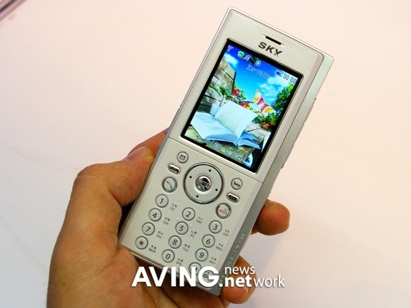 스카이의 바타입 쥬크박스폰 'IM-U130'