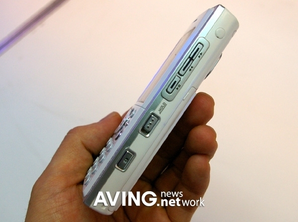 스카이의 바타입 쥬크박스폰 'IM-U130'